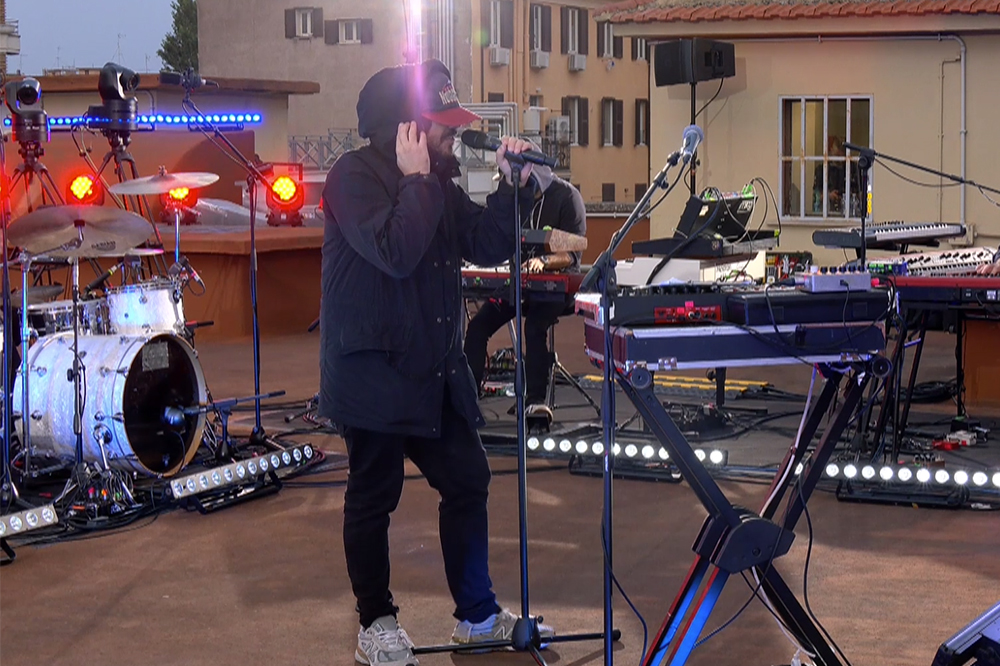 Calcutta a sorpresa sul tetto di Radio Rai - Radiospeaker.it