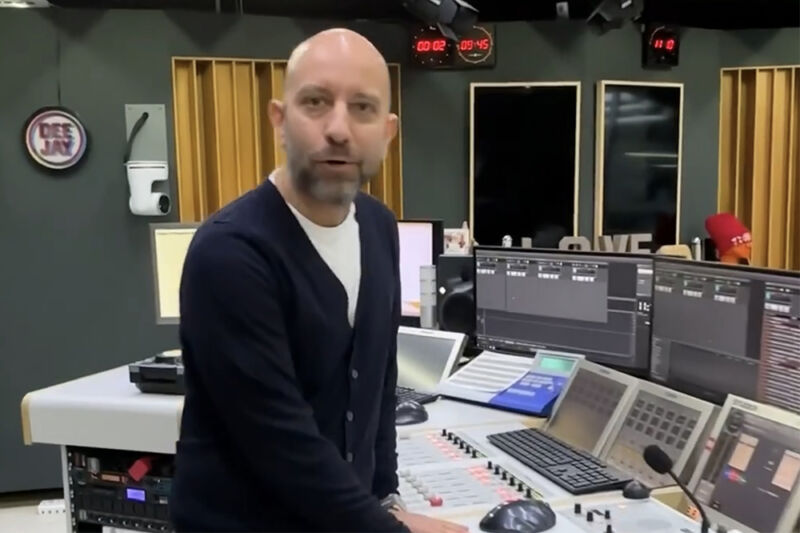 Come funziona lo studio di Radio Deejay? il tour di Matteo Curti ...